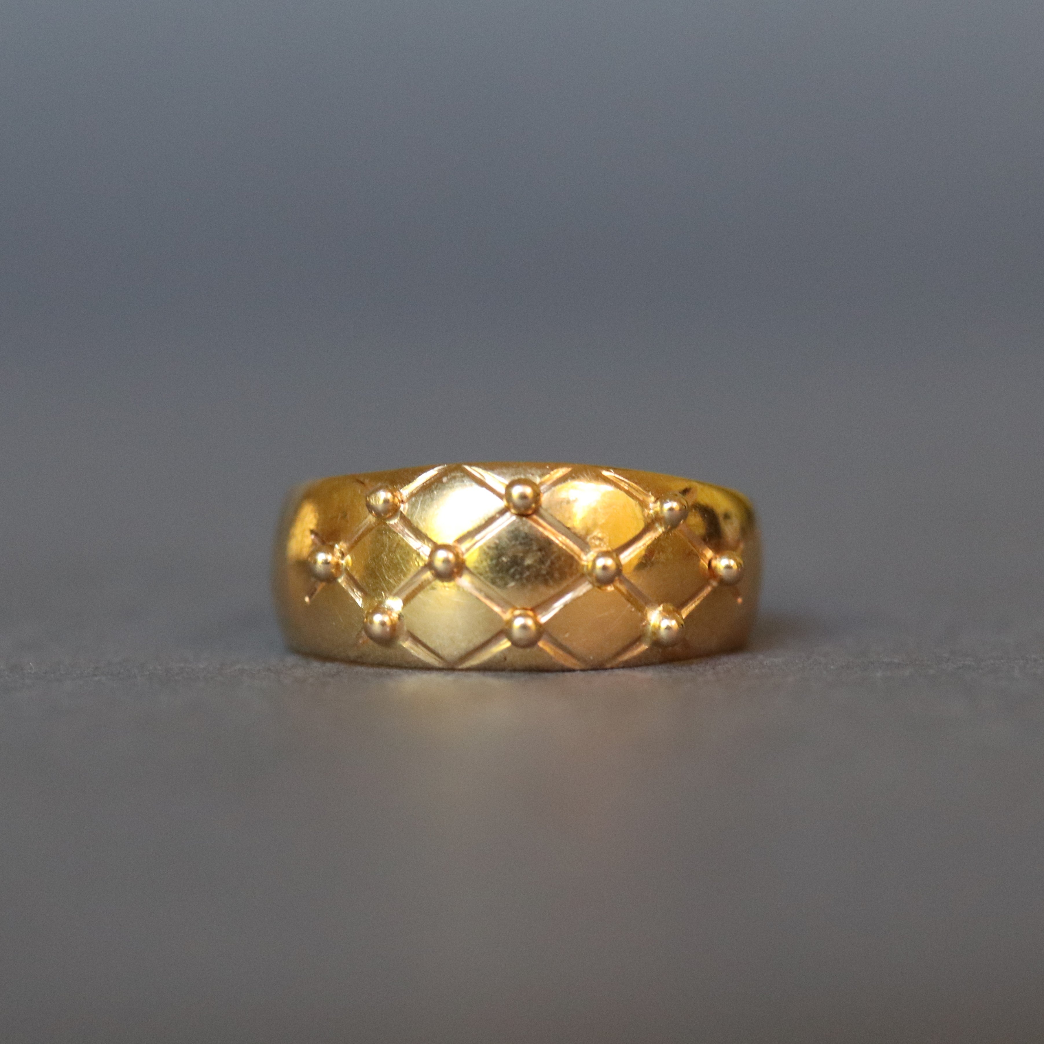 Vintage mid-century ring with quilted design in 18ct gold – Onyx and Elm