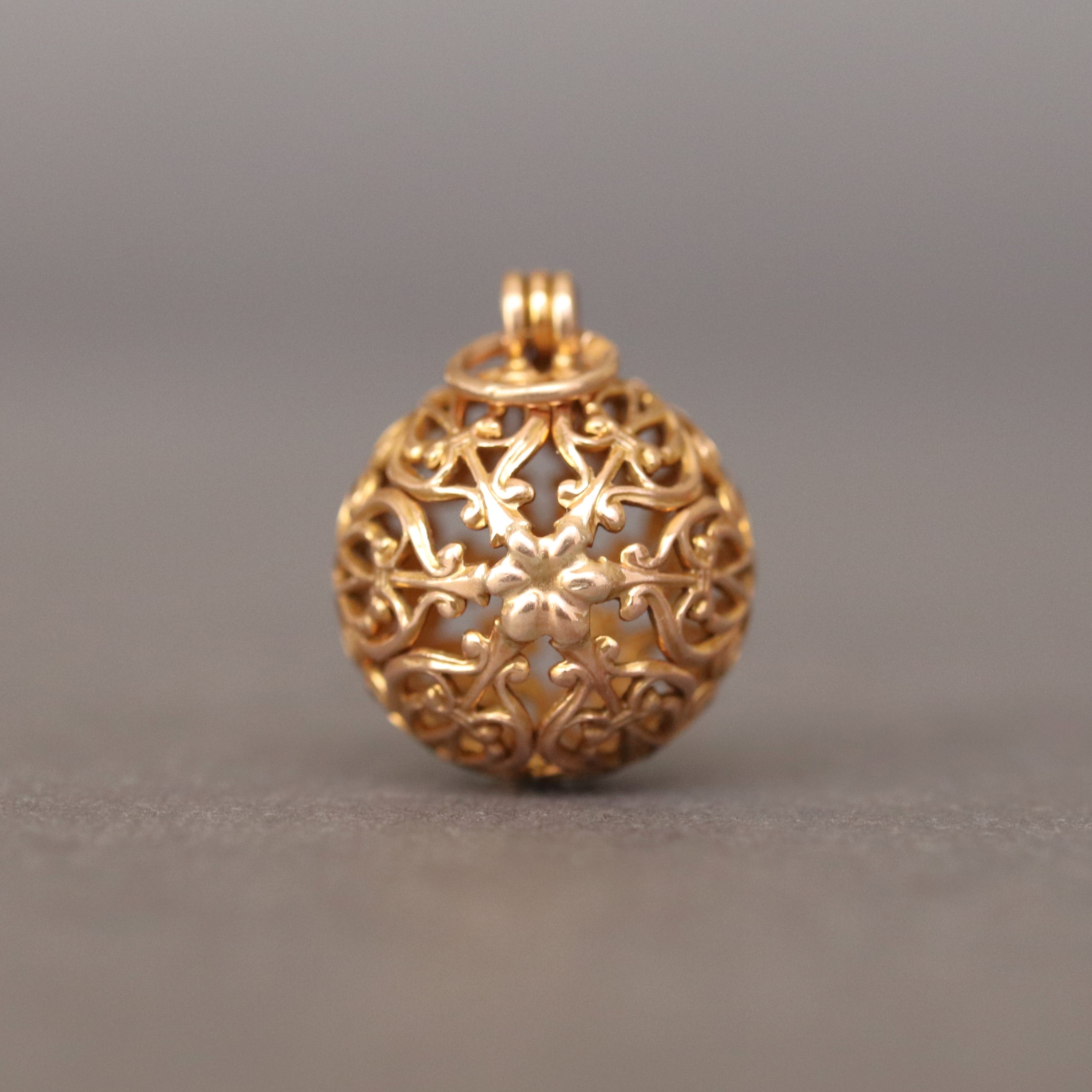 Antique pomander pendant with openwork design in 9ct gold – Onyx and Elm